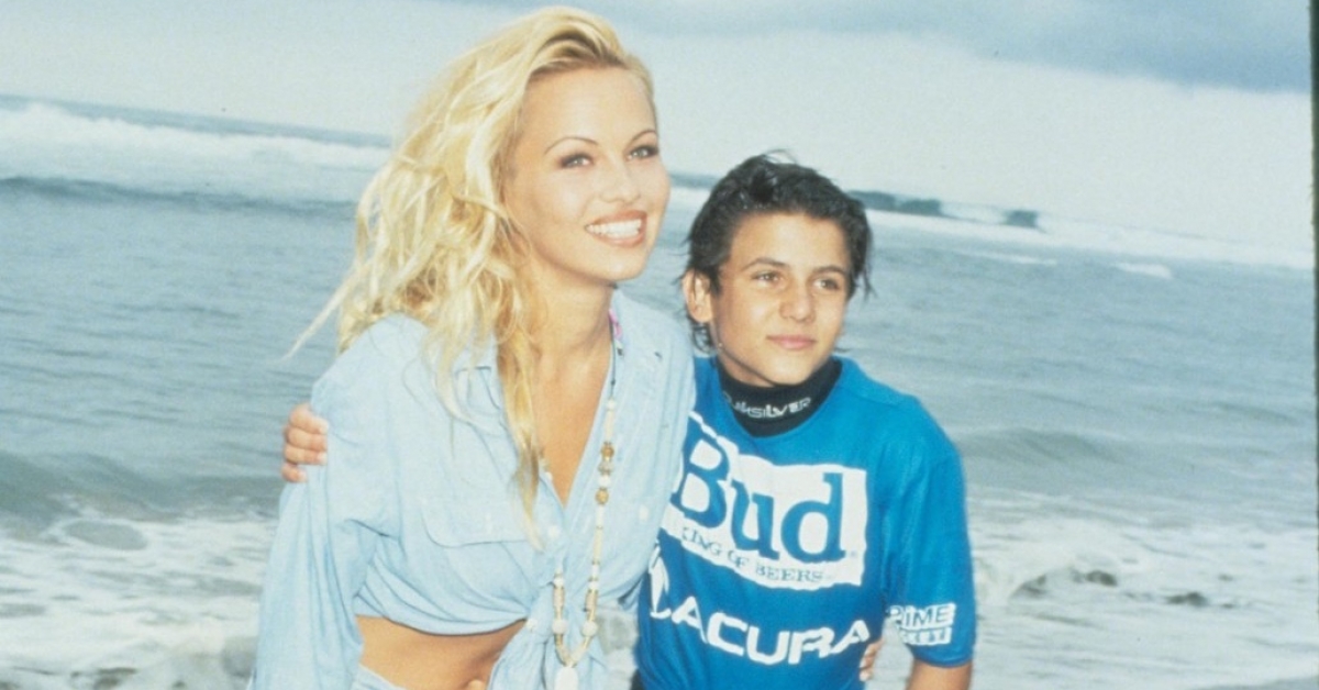 43 évesen lett ősz izompacsirta a Baywatch Hobie-ja - Megmutatta a ...