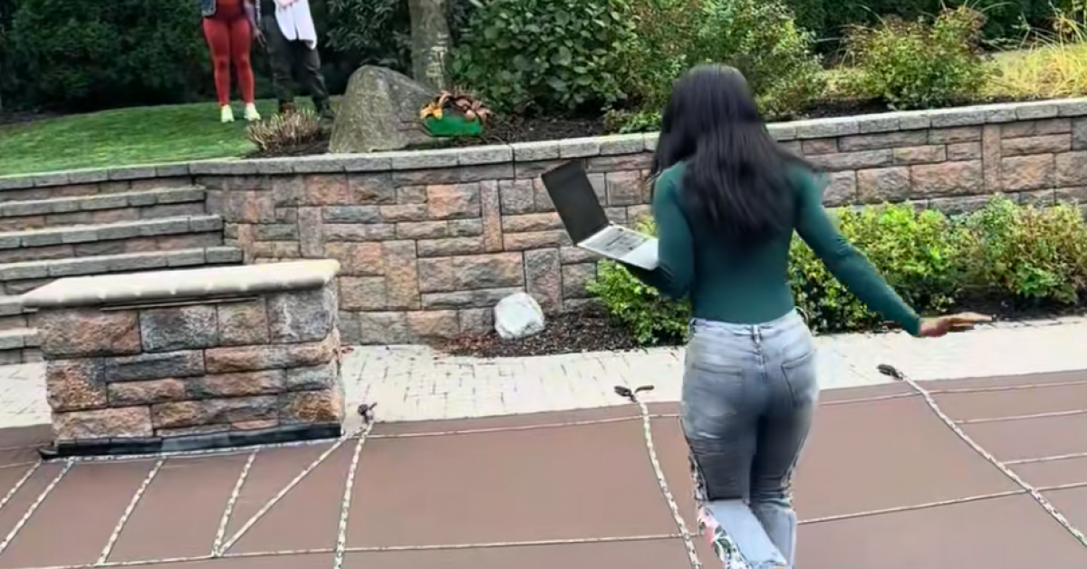 Meg akarja mutatni az ingatlanos nő a teraszt a vevőknek: mire rájön a hibájára, már késő - Videó